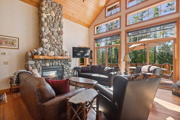 Northwoods Escapes -Mountain Views! Hiking Nearby! - Whitefish, MT