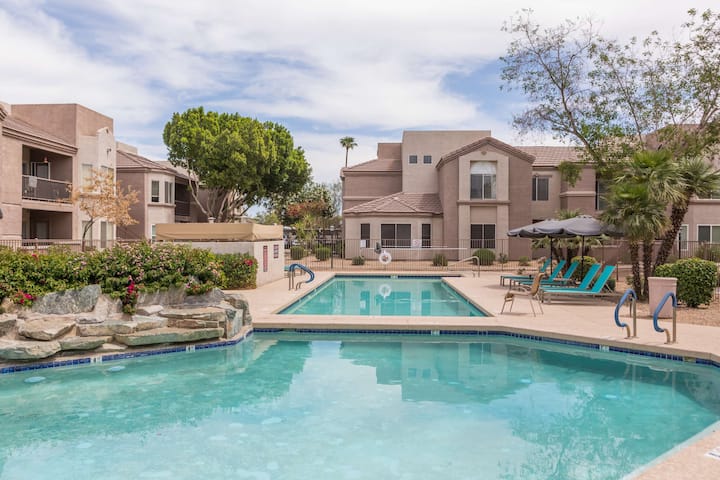 Modern 2br Retreat With Pool, Gym & Balcony - Phoenix