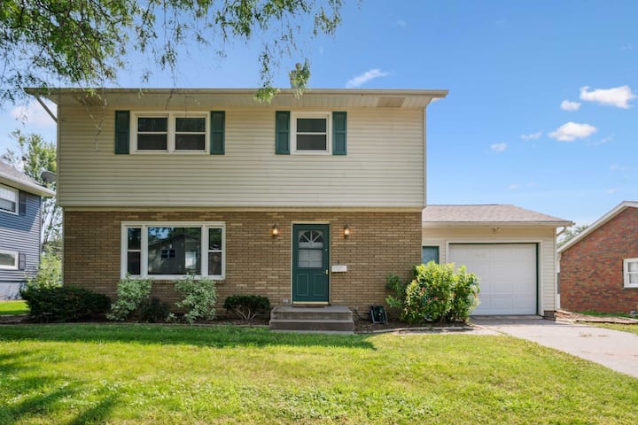 Central Davenport Modern 4br - Davenport, IA