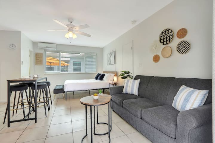 Beachside Bliss Studio Retreat - Hollywood