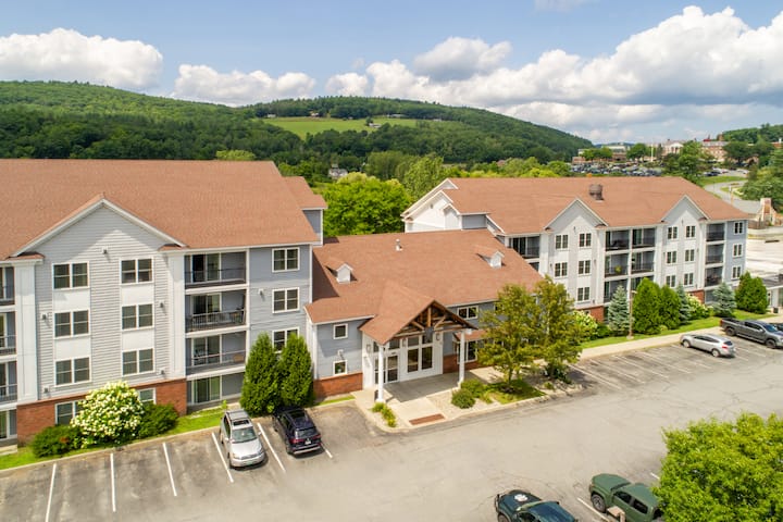 Vermont Suite Escape: Balcony, Pool & Free Parking - Hanover, NH