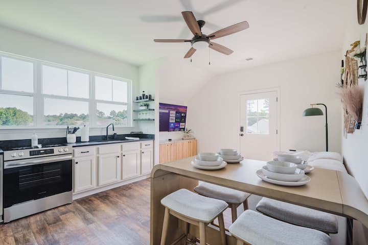 Walk2oldtown! Modern Lux Private Carriage House - Bluffton, SC