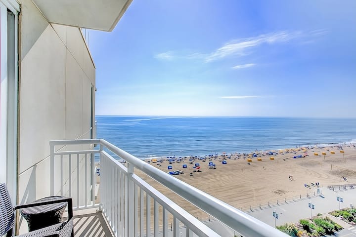Coastal Escape! Kitchen, Pool, Ocean View Stay! - Virginia Beach, VA