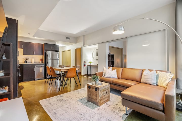 Fabulous 2br W Ac, Parking Near Bmo, Stampede! - Calgary
