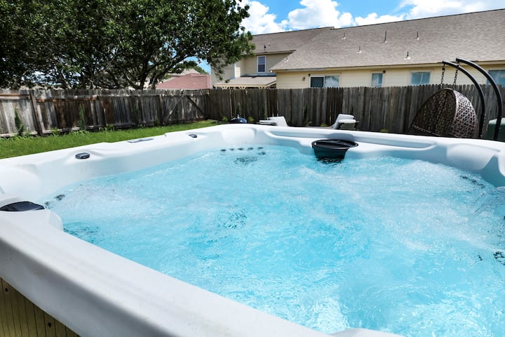 Hot Tub Near Missions Park + Dt | Yard Bbq Games - San Antonio