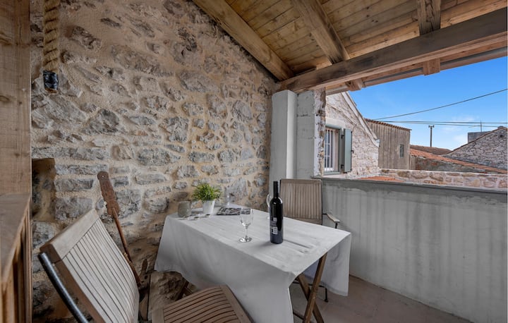 2 Bedroom Amazing Home In Pirovac - Tisno