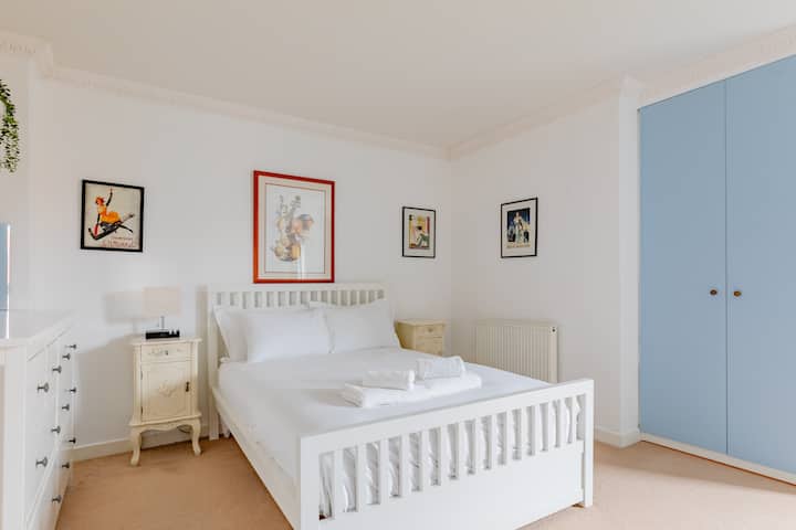 Spacious 2bd Flat, 20 Mins To City Of London - London