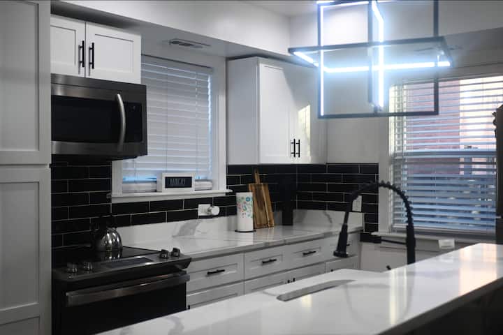 Cozy 2 Bedroom Haven | Near Capital Hill + Parking - Gallaudet University, Washington