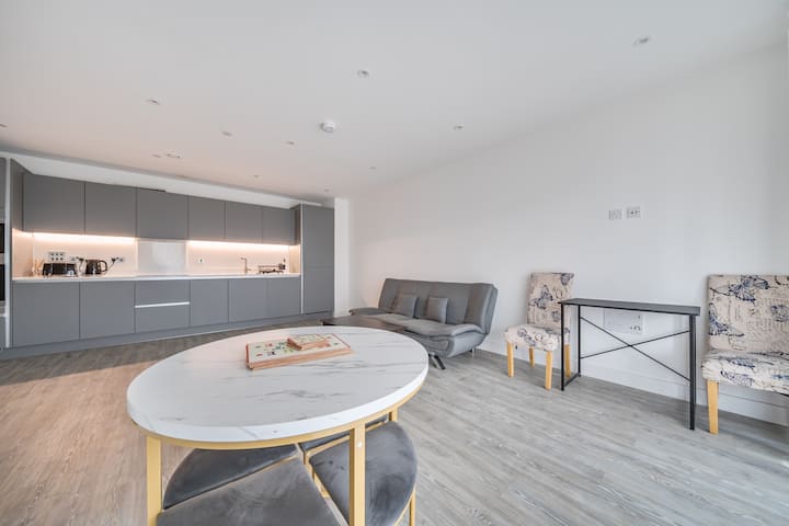 Stylish Cambridgeshire Flat With Parking & Balcony - Cambridge