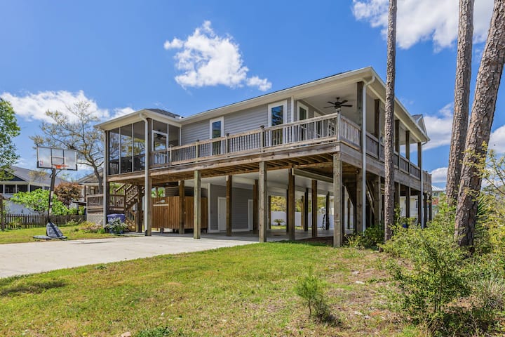 Dog-friendly 4br Retreat With A Fire Pit & Chairs - Oak Island, NC