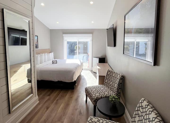 Colonial Hotel & Suites - Standard King Courtyard - Grand Bend