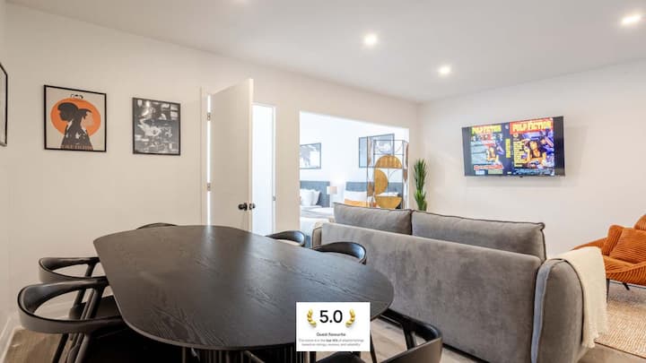 Vibrant Cityscape Stay –Stylish 1br In Central Mtl - Montreal