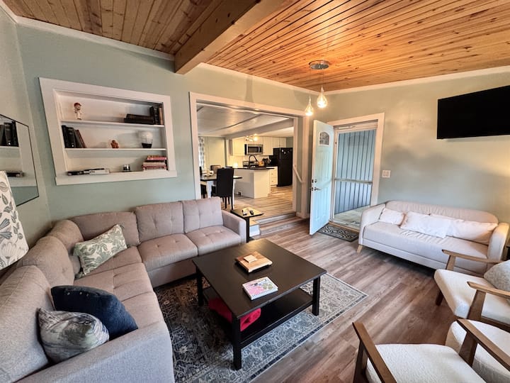 Lake Getaway W/ Hot Tub + Boat Slip – Pet Friendly - Marion, IL