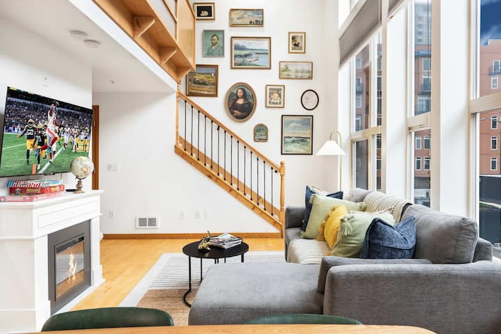Historic Dt Loft W/ 16ft Ceilings, Garage &97 Ws! - Seattle, WA