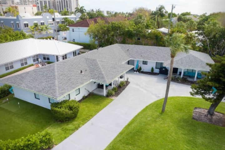 2 Homes In 1 - Sleeps 20 - Walk To Beach - Hot Tub - The Bahamas