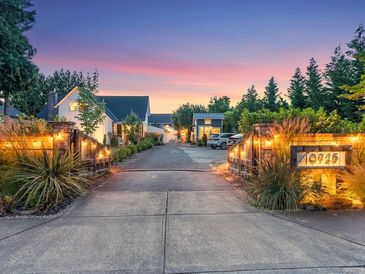 Chic Farmhouse & Glamp Spot - Wilsonville, OR