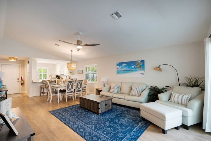 Tropical Breeze Sleeps 16, Private Saltwater Heate - Sarasota