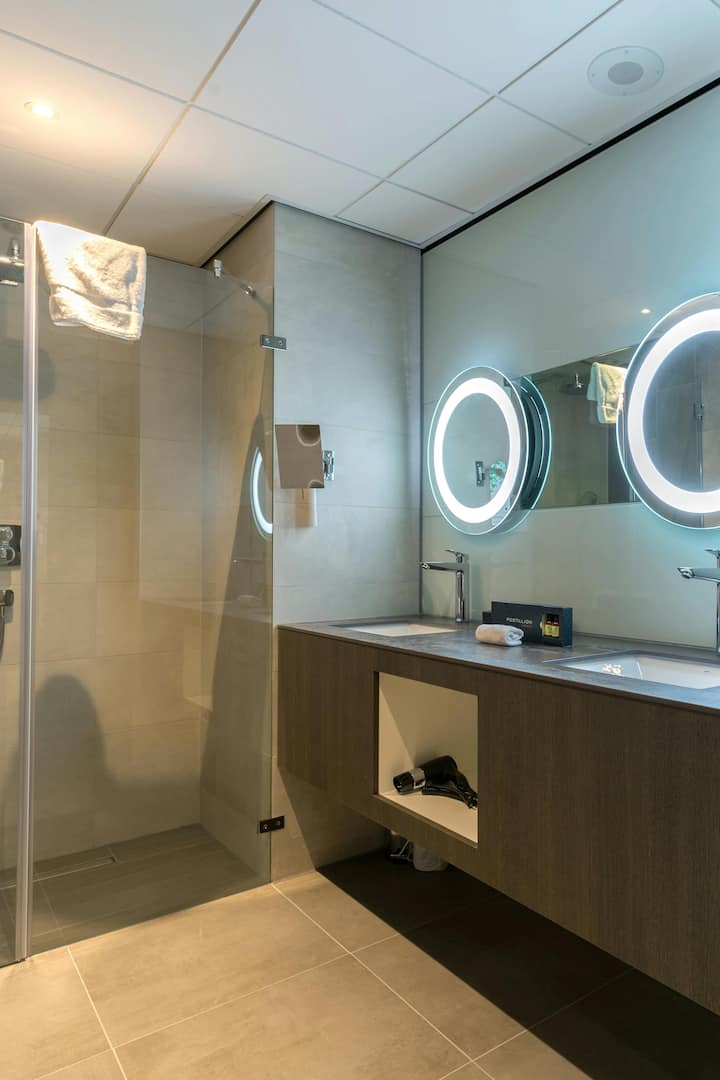 Twin Room At Postillion Hotel With Terrace - Amsterdam