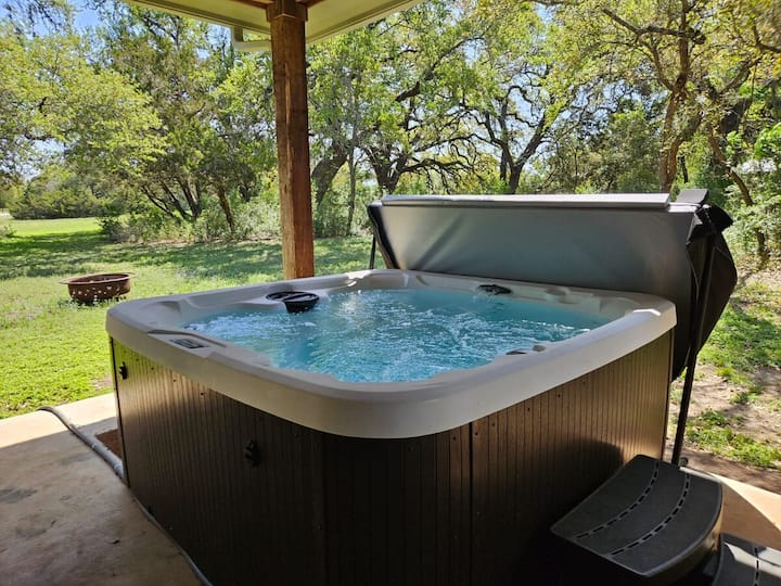Hill Country Escape | Hot Tub | Pet Friendly - Driftwood, TX