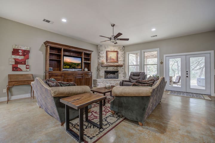 Hill Country Escape | Hot Tub | Pet Friendly - Dripping Springs, TX