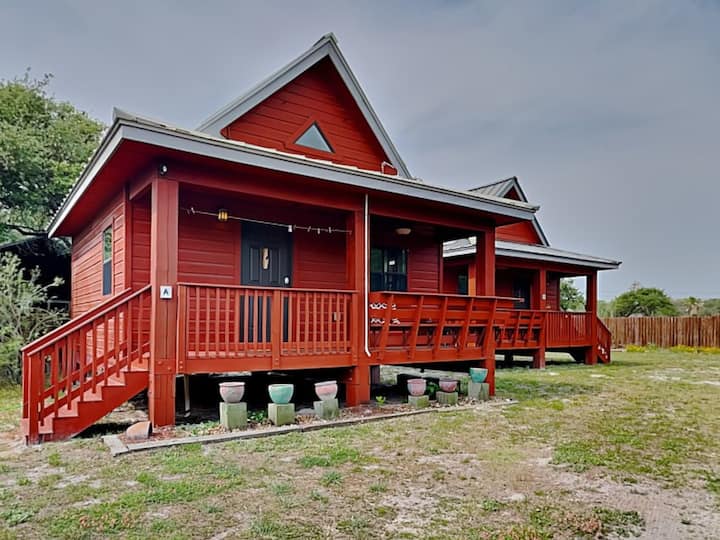 Sabaidii Guesthouse A & B | Separate Living Spaces - Rockport, TX