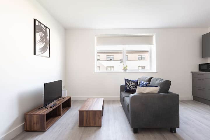 Smart 1 Bedroom Apartment In Bradford With Parking - Bradford