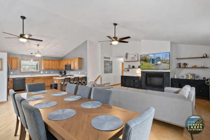 Big Blue Lakehouse Pier, Game Room & Lake Views - Fox Lake, IL