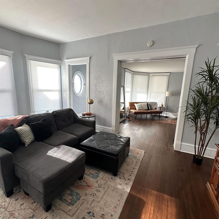 Work & Relax 1br W/ Office In Prime Location - Bloomington, IL