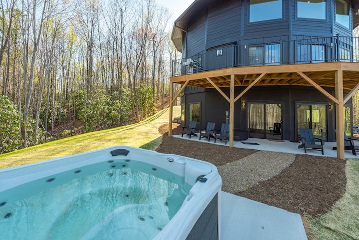 Raven House | Pet, Hot Tub & Home Gym! - Black Mountain, NC