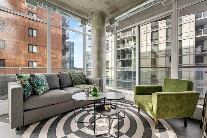 Industrial 1br W Office, Views, Ac, Xl Patio - Calgary