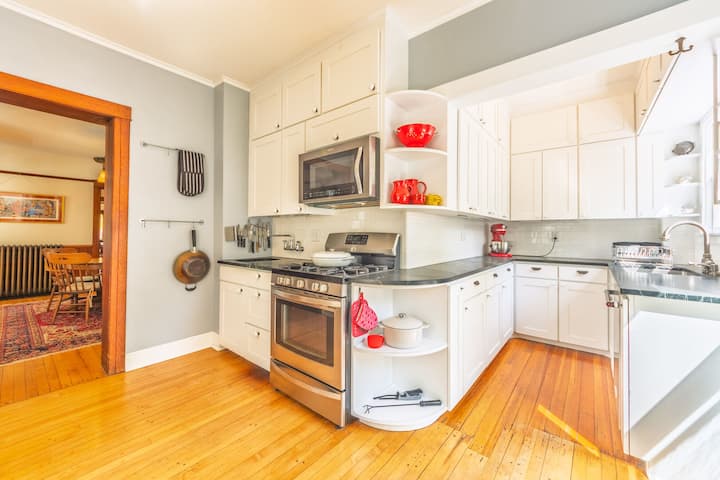 Coastal Charm With Antique Vibes - Benton Harbor, MI