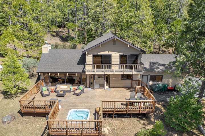 Luxury Chalet |Shaver Lake Views• Game Rm• Hot Tub - Shaver Lake, CA