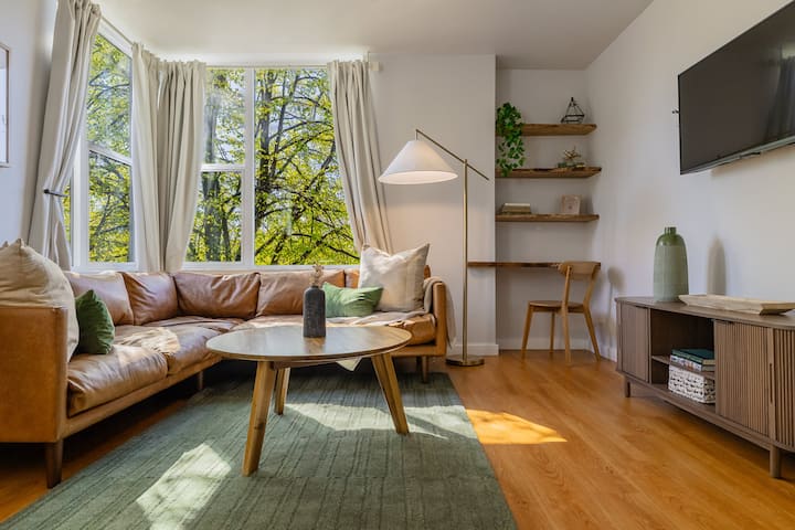 The Seaview Vista| Stylish 2bd W/rooftop Views - Alki Beach, WA