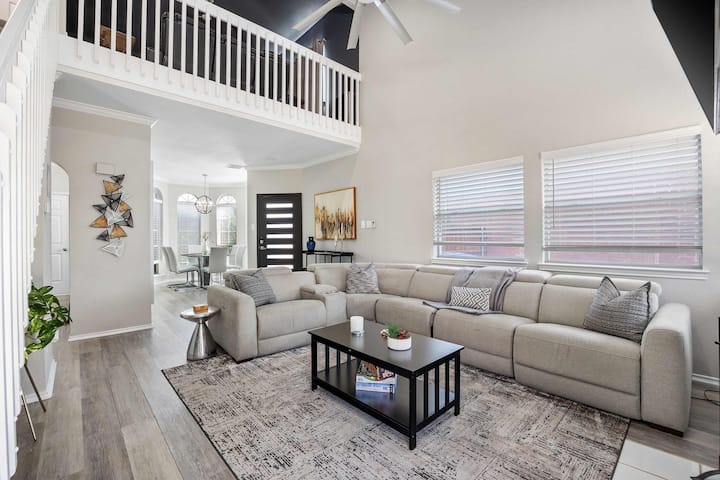 3 Bedroom Plus Media Room And 2 Car Garage - Dallas, TX