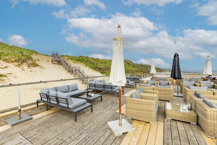 Unwind With Pool, Ocean Views, And Free Parking - Domburg