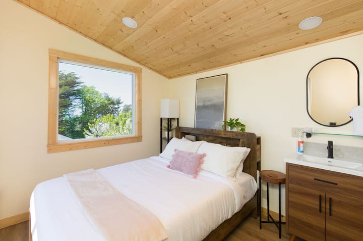 Moonstone Beach Studio + Outdoor Lounge - Trinidad, CA