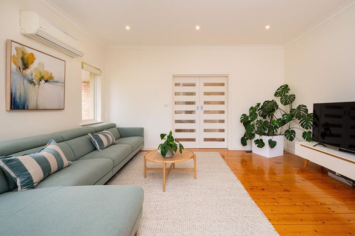 Miss Peregrine In Brighton East - オーストラリア ブライトン