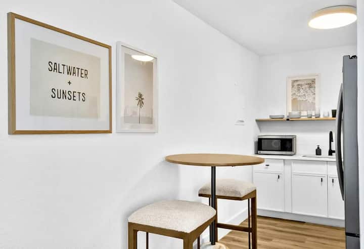 Florida Sunshine & Fully Equipped Kitchen - Siesta Key, FL