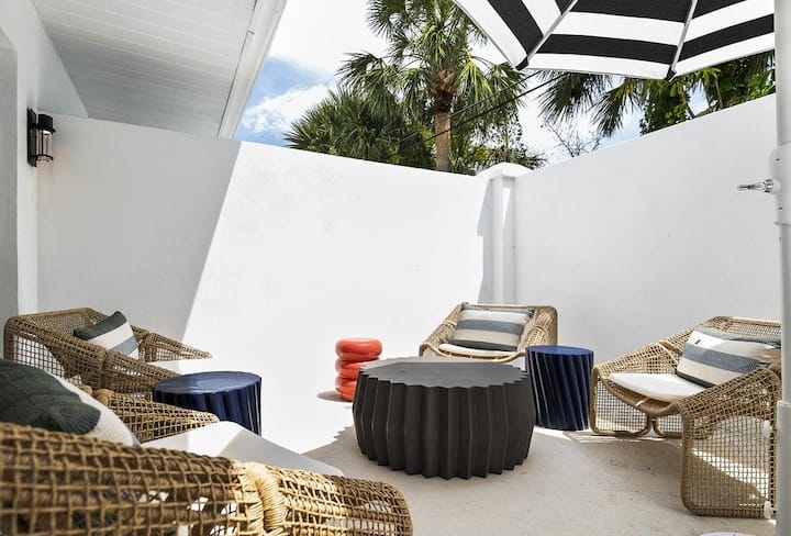 Private Patio Perfect For Unwinding With A Drink - Sarasota