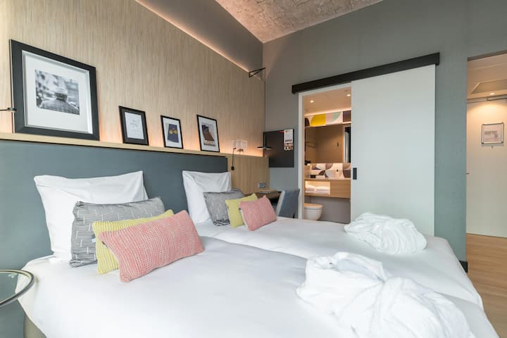Large Hotel Room In Perfect Location - Rotterdam