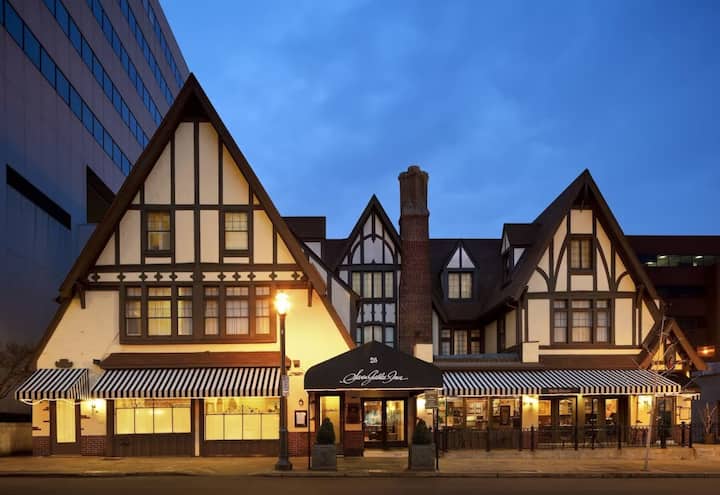 Art Galleries All Around + Pet Friendly & Dining - Kirkwood, MO