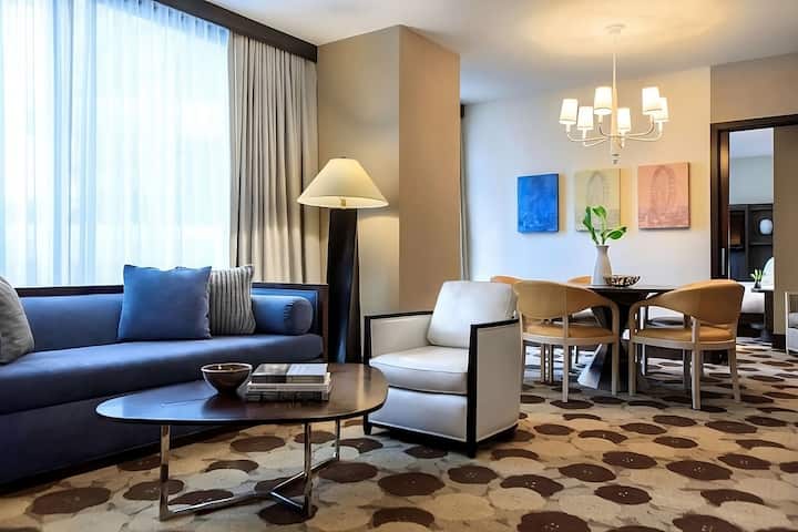 Your Chic Chicago Stay! 2 King Units, Pool! - Chicago, IL