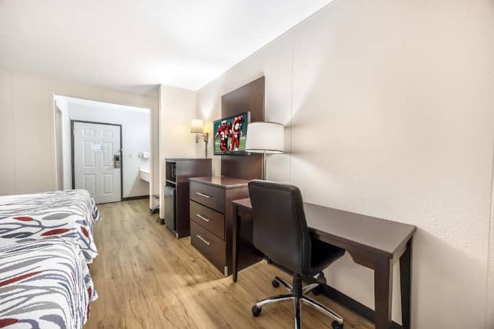 Budget-friendly Paducah Stay – Right Off I-24 - Paducah, KY