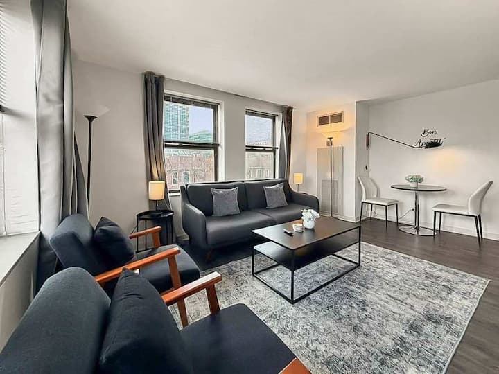 Explore Hyde Park: 2br Apartment On Blackstone Ave - Englewood - Chicago