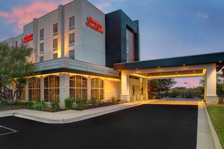 A Short Distance From The Airport | Free Breakfast - Austin, TX
