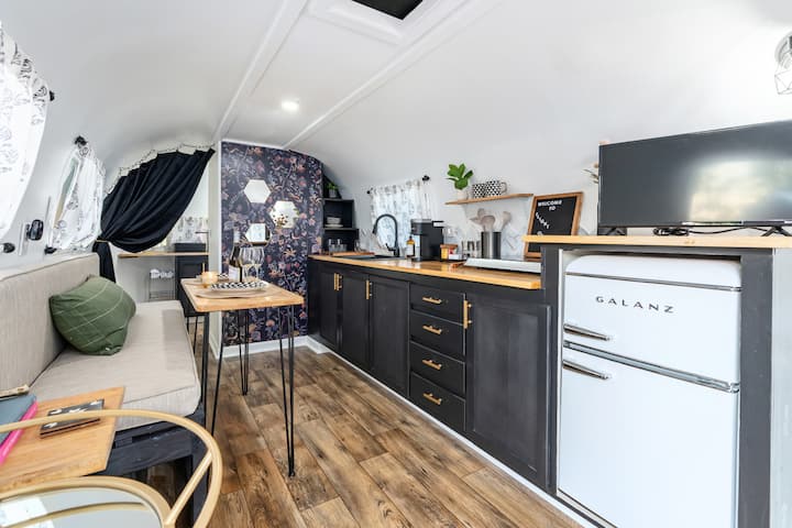 Romantic 1974 Airstream | Firepit & Forest Views - Guntersville, AL