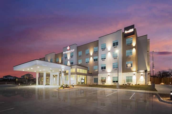 Perfect Blend Of Comfort, Convenience, And Luxury - Austin, TX