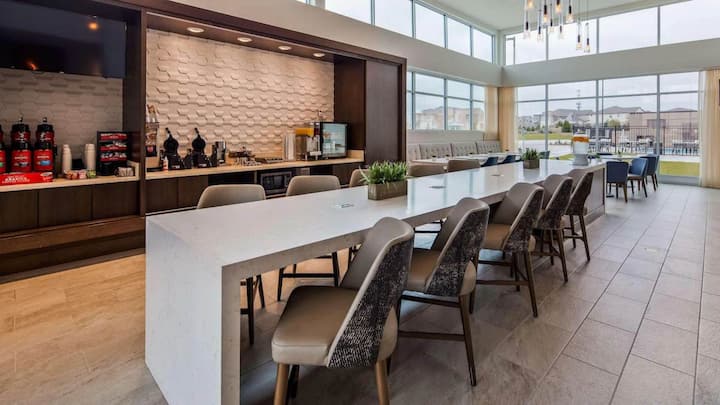 Minutes To The Domain + Free Breakfast. Pool. Gym. - Pflugerville, TX