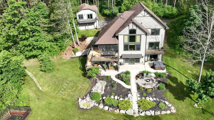 Lakefront Private Lodge & Carriage House-65 Acres - Big Rapids, MI
