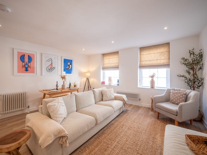 Stylish Coastal Living In The Heart Of Dartmouth - Dartmouth